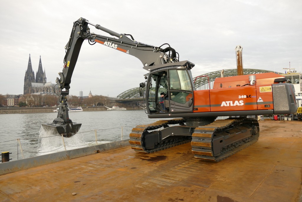 ATLAS Bagger macht den Rhein sicherer | Exzellent